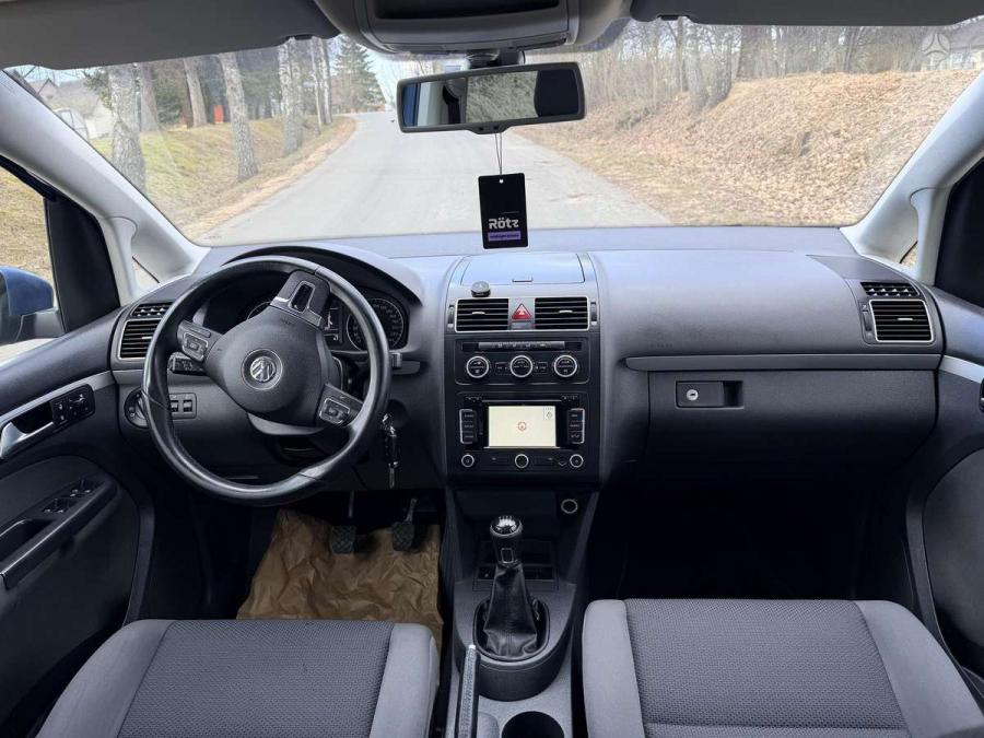 Blue Volkswagen Touran 2013 in Utena, with an engine capacity of 1.60 L and mileage of 304 thousand km for 5590 €, photo 38 on AUTOMOTO.COM.LV