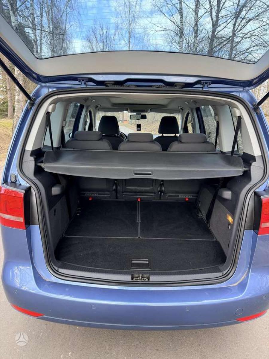 Blue Volkswagen Touran 2013 in Utena, with an engine capacity of 1.60 L and mileage of 304 thousand km for 5590 €, photo 39 on AUTOMOTO.COM.LV