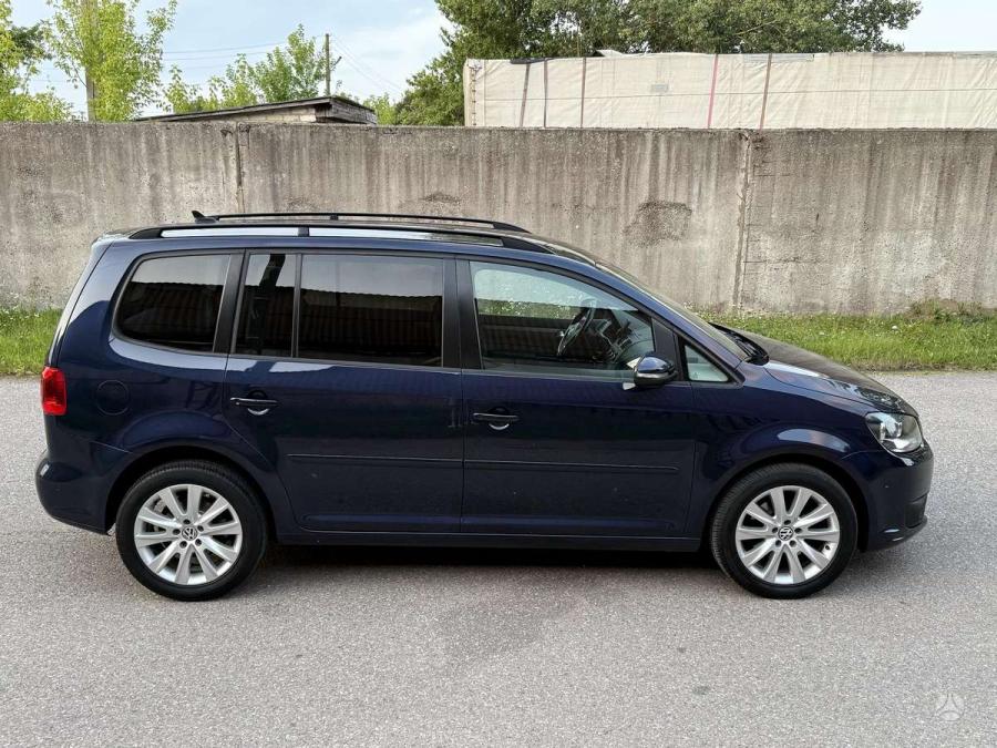 Zils Volkswagen Touran 2013 Kėdainiai, ar dzinēja tilpumu 1.97 L un nobraukumu 290 tūkst. km par 5950 €, foto 7 vietnē AUTOMOTO.COM.LV