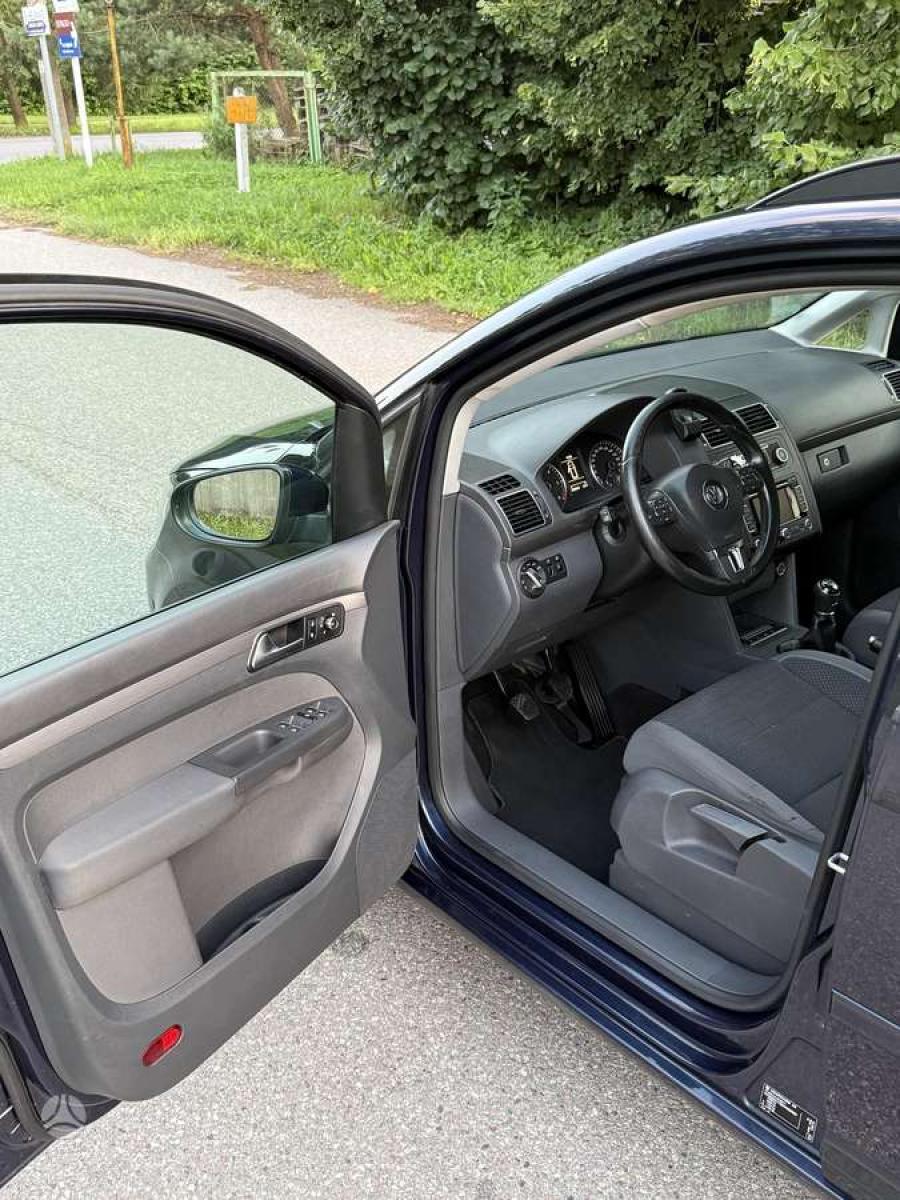 Zils Volkswagen Touran 2013 Kėdainiai, ar dzinēja tilpumu 1.97 L un nobraukumu 290 tūkst. km par 5950 €, foto 17 vietnē AUTOMOTO.COM.LV