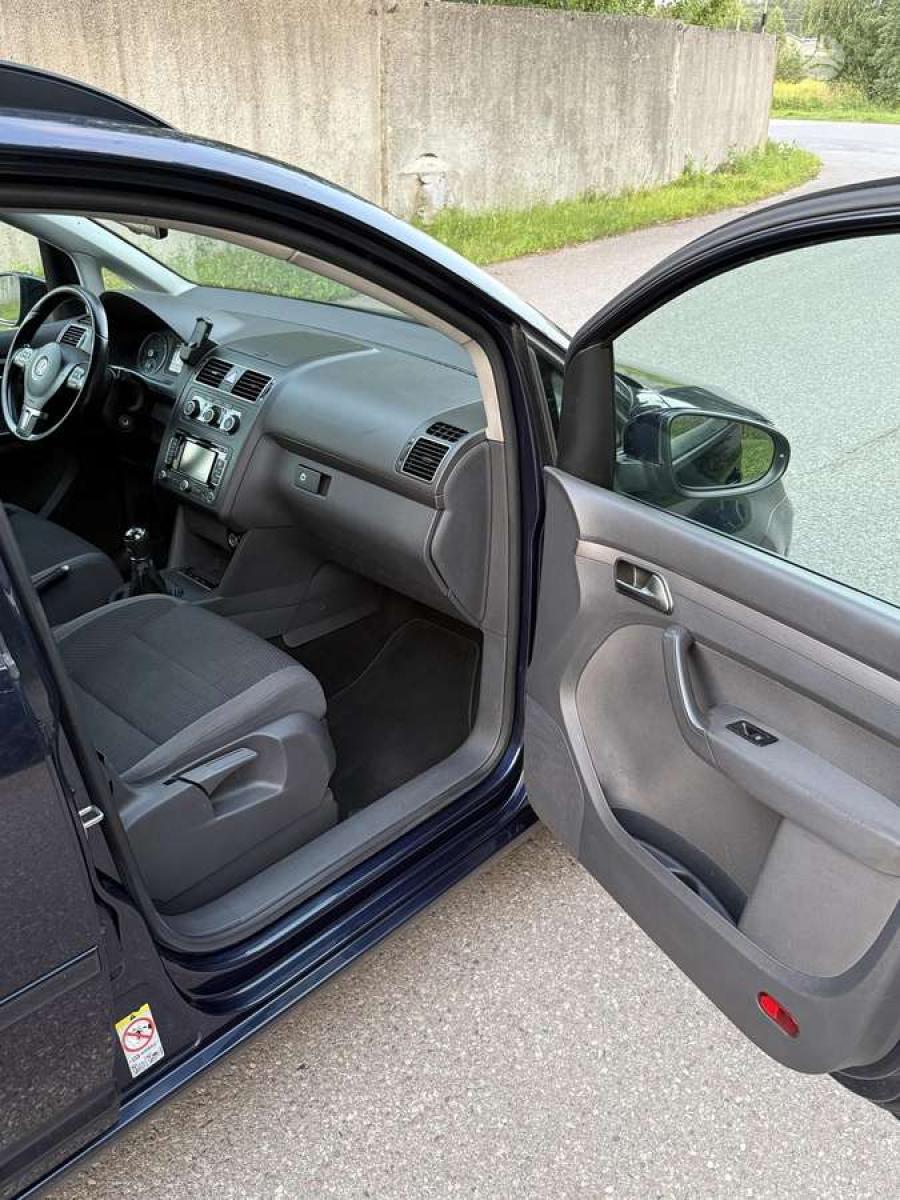 Zils Volkswagen Touran 2013 Kėdainiai, ar dzinēja tilpumu 1.97 L un nobraukumu 290 tūkst. km par 5950 €, foto 18 vietnē AUTOMOTO.COM.LV