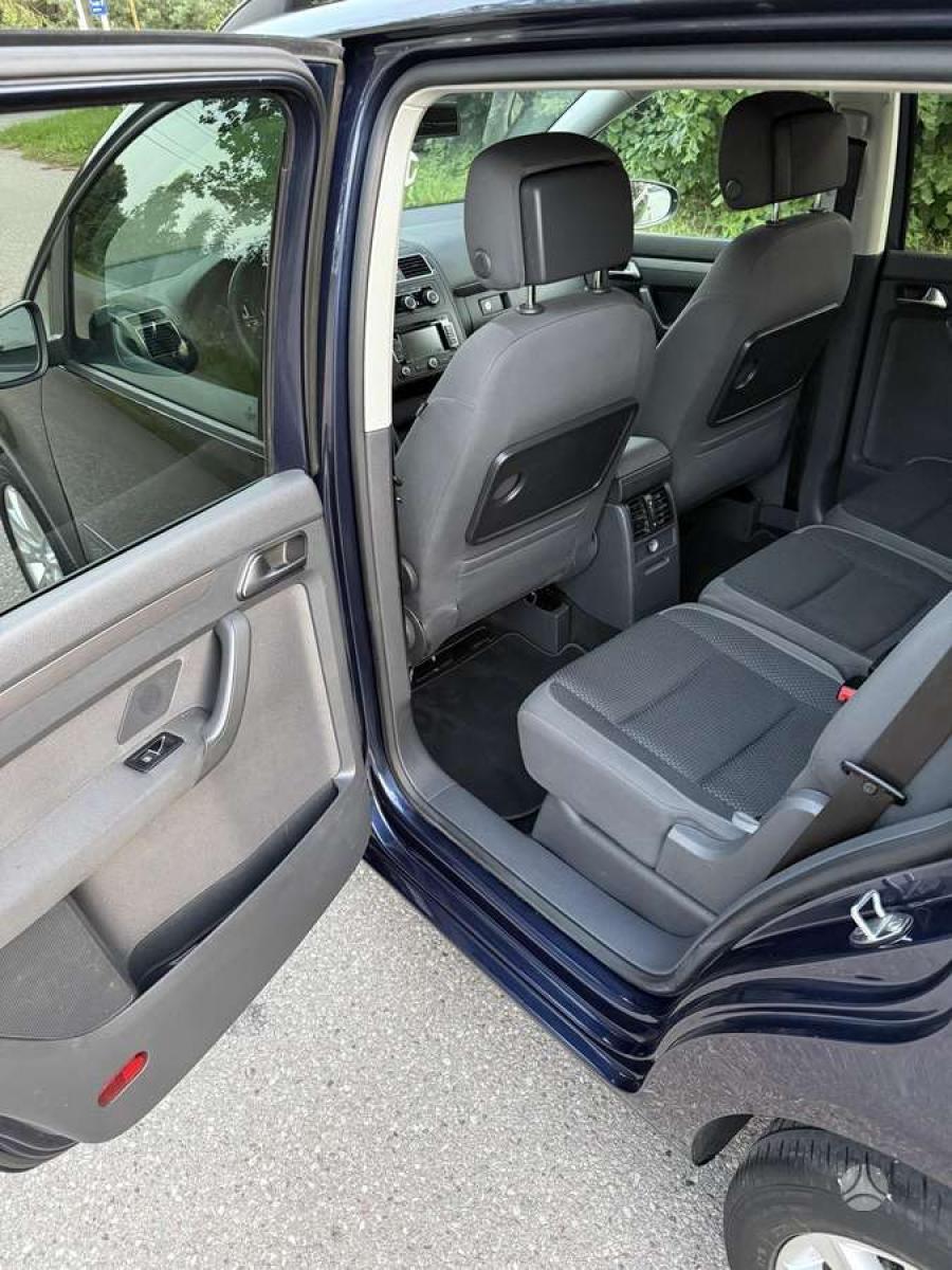 Zils Volkswagen Touran 2013 Kėdainiai, ar dzinēja tilpumu 1.97 L un nobraukumu 290 tūkst. km par 5950 €, foto 19 vietnē AUTOMOTO.COM.LV