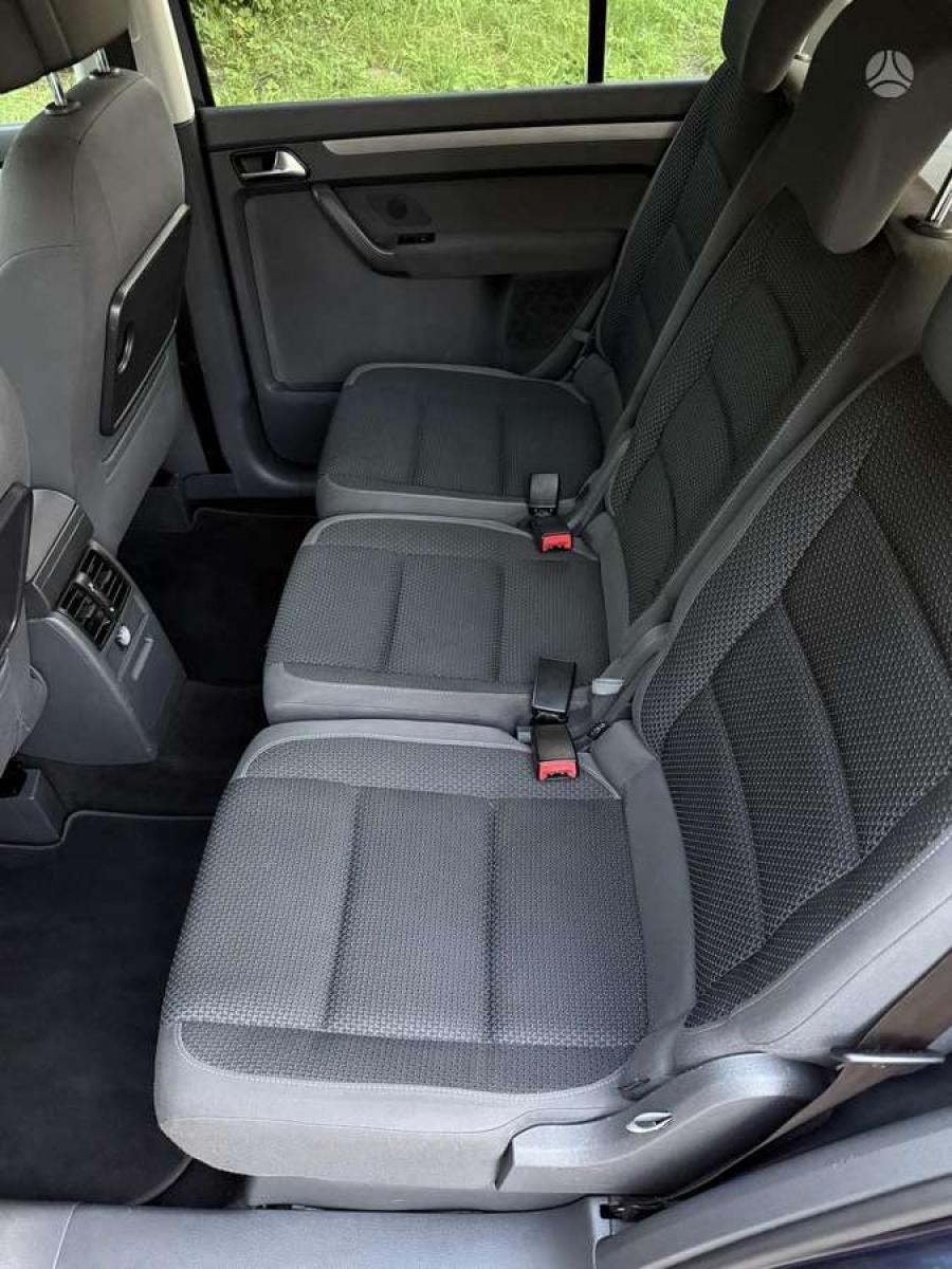 Zils Volkswagen Touran 2013 Kėdainiai, ar dzinēja tilpumu 1.97 L un nobraukumu 290 tūkst. km par 5950 €, foto 20 vietnē AUTOMOTO.COM.LV