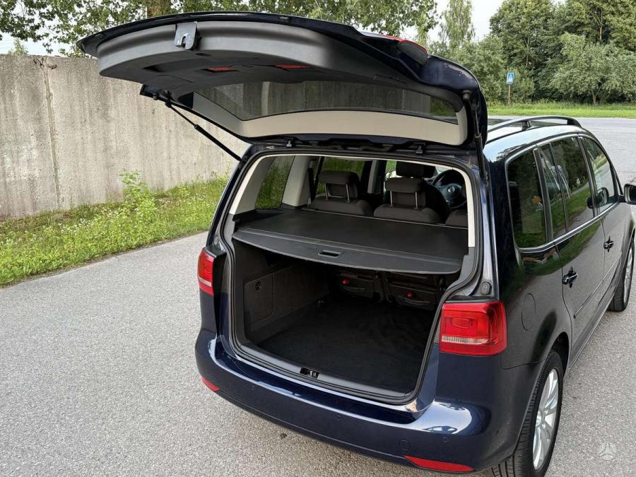 Zils Volkswagen Touran 2013 Kėdainiai, ar dzinēja tilpumu 1.97 L un nobraukumu 290 tūkst. km par 5950 €, foto 33 vietnē AUTOMOTO.COM.LV