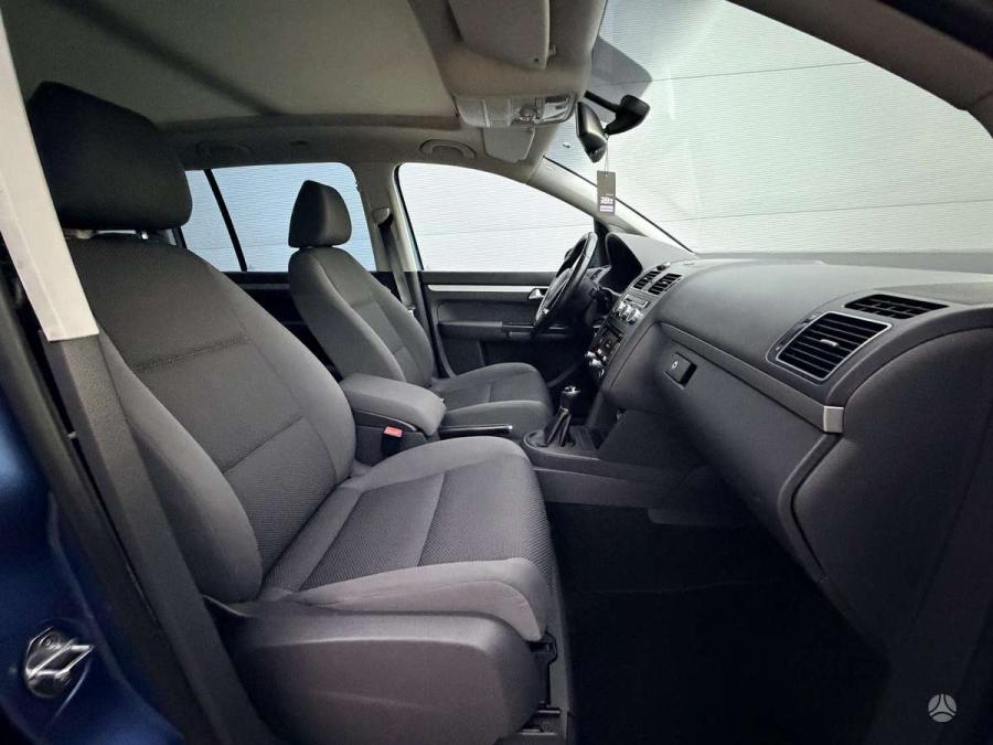 Zils Volkswagen Touran 2013 Utena, ar dzinēja tilpumu 1.60 L un nobraukumu 304 tūkst. km par 5750 €, foto 16 vietnē AUTOMOTO.COM.LV