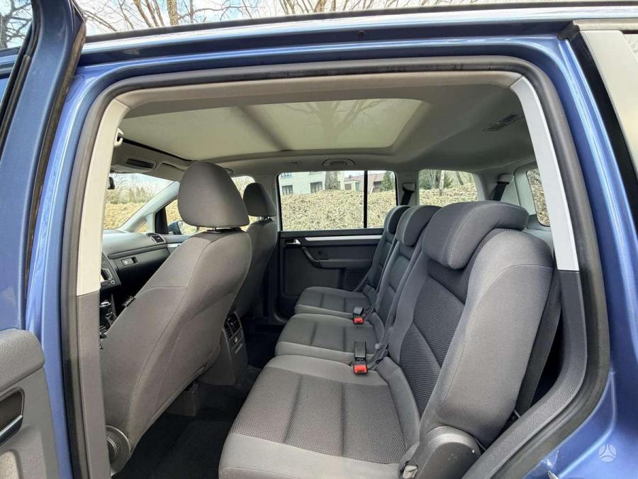 Zils Volkswagen Touran 2013 Utena, ar dzinēja tilpumu 1.60 L un nobraukumu 304 tūkst. km par 5750 €, foto 18 vietnē AUTOMOTO.COM.LV