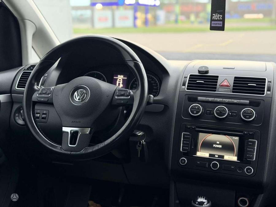 Zils Volkswagen Touran 2013 Utena, ar dzinēja tilpumu 1.60 L un nobraukumu 304 tūkst. km par 5750 €, foto 20 vietnē AUTOMOTO.COM.LV