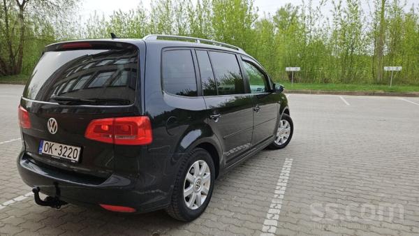Zils Volkswagen Touran 2014 Rīga, ar dzinēja tilpumu 1.60 L un nobraukumu 290 tūkst. km par 5200 €, foto 3 vietnē AUTOMOTO.COM.LV