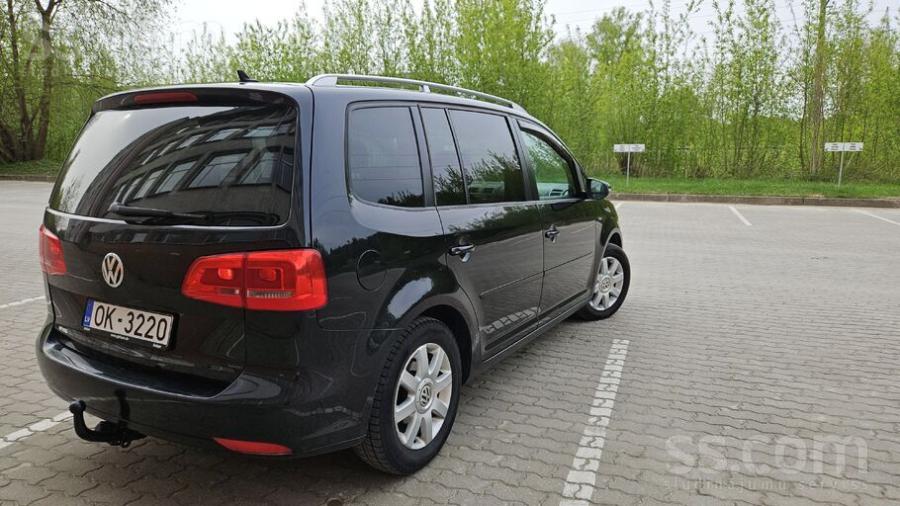 Blue Volkswagen Touran 2014 in Riga, with an engine capacity of 1.60 L and mileage of 290 thousand km for 5200 €, photo 4 on AUTOMOTO.COM.LV