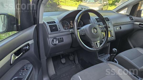 Zils Volkswagen Touran 2014 Rīga, ar dzinēja tilpumu 1.60 L un nobraukumu 290 tūkst. km par 5200 €, foto 9 vietnē AUTOMOTO.COM.LV