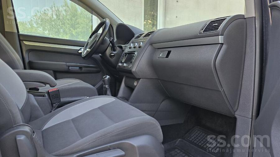 Blue Volkswagen Touran 2014 in Riga, with an engine capacity of 1.60 L and mileage of 290 thousand km for 5200 €, photo 11 on AUTOMOTO.COM.LV