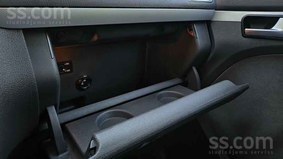 Blue Volkswagen Touran 2014 in Riga, with an engine capacity of 1.60 L and mileage of 290 thousand km for 5200 €, photo 16 on AUTOMOTO.COM.LV