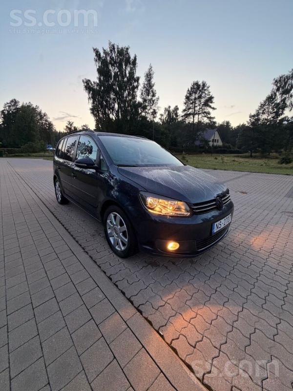 Blue Volkswagen Touran 2014 in Riga, with an engine capacity of 1.60 L and mileage of 202 thousand km for 7500 €, photo 2 on AUTOMOTO.COM.LV