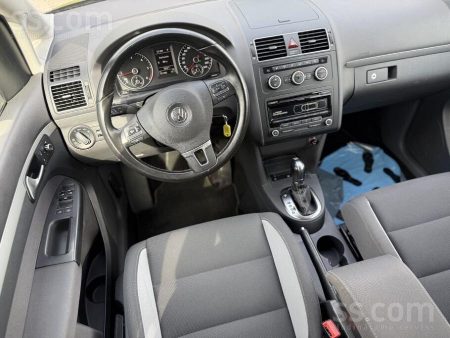 Blue Volkswagen Touran 2014 in Ogre, with an engine capacity of 1.60 L and mileage of 188 thousand km for 8199 €, photo 9 on AUTOMOTO.COM.LV