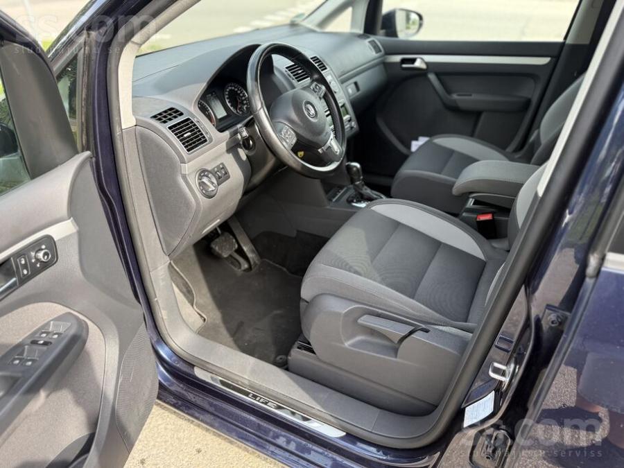 Blue Volkswagen Touran 2014 in Ogre, with an engine capacity of 1.60 L and mileage of 188 thousand km for 8199 €, photo 10 on AUTOMOTO.COM.LV