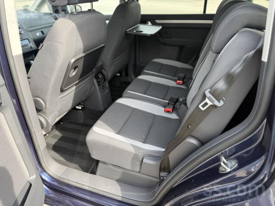 Blue Volkswagen Touran 2014 in Ogre, with an engine capacity of 1.60 L and mileage of 188 thousand km for 8199 €, photo 14 on AUTOMOTO.COM.LV