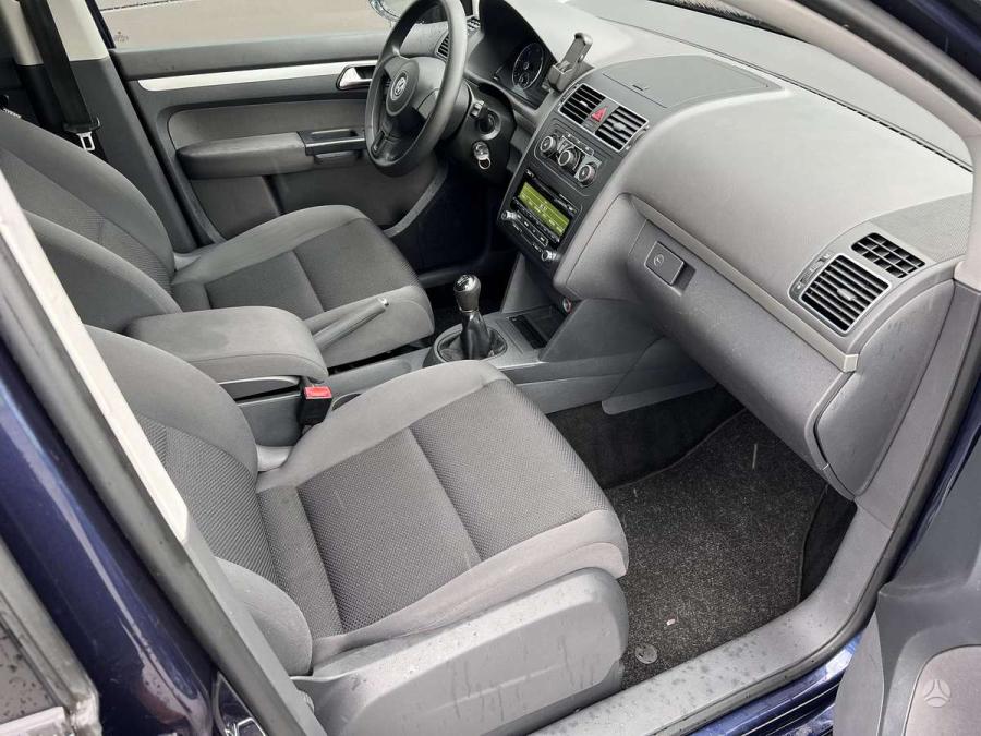 Zils Volkswagen Touran 2014 Utena, ar dzinēja tilpumu 1.60 L un nobraukumu 290 tūkst. km par 4999 €, foto 16 vietnē AUTOMOTO.COM.LV