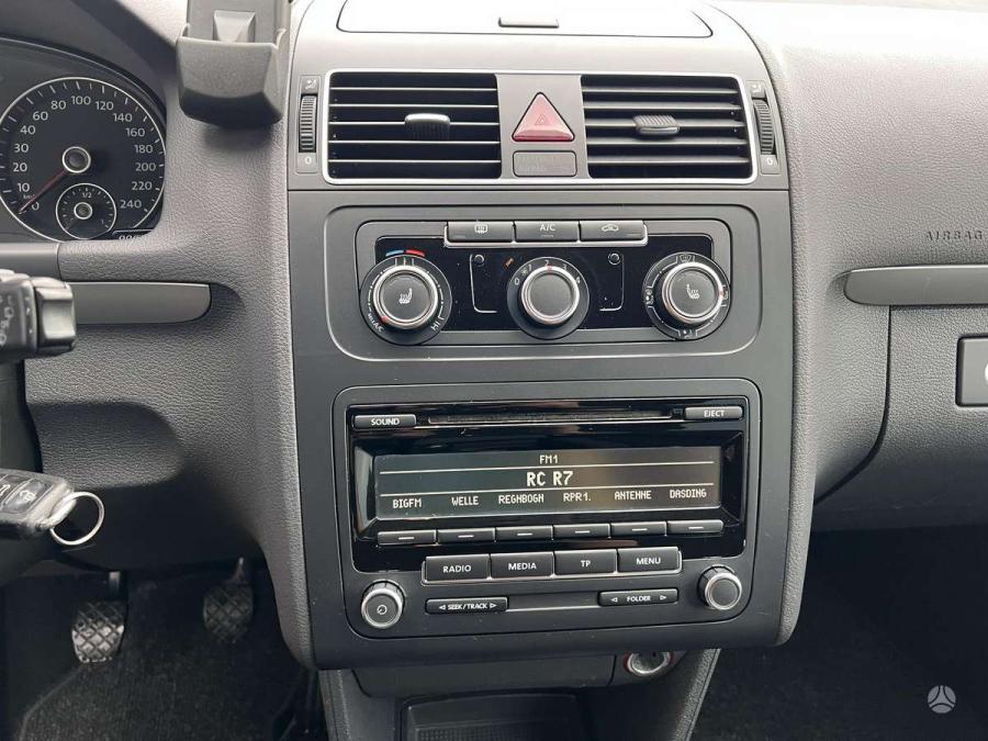Zils Volkswagen Touran 2014 Utena, ar dzinēja tilpumu 1.60 L un nobraukumu 290 tūkst. km par 4999 €, foto 19 vietnē AUTOMOTO.COM.LV