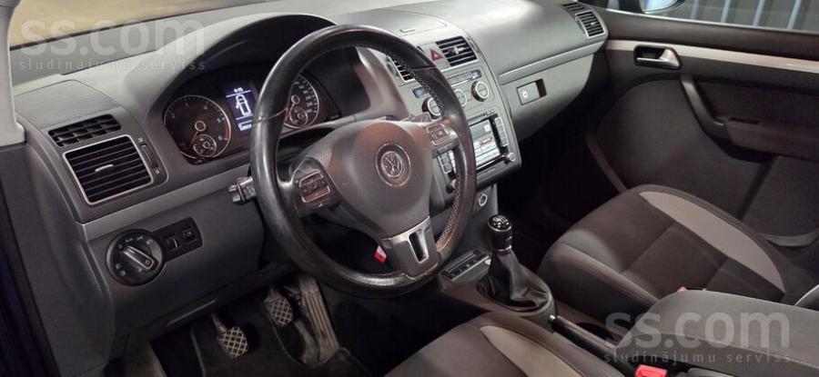 Blue Volkswagen Touran 2014 in Valmiera, with an engine capacity of 2.00 L and mileage of 329 thousand km for 5200 €, photo 10 on AUTOMOTO.COM.LV