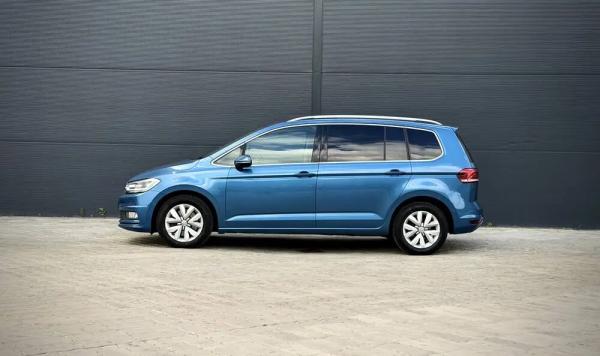 Blue Volkswagen Touran 2015 in Riga, with an engine capacity of 1.60 L and mileage of 219 thousand km for 12995 €, photo 2 on AUTOMOTO.COM.LV