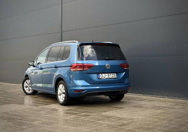Blue Volkswagen Touran 2015 in Riga, with an engine capacity of 1.60 L and mileage of 219 thousand km for 12995 €, photo 3 on AUTOMOTO.COM.LV