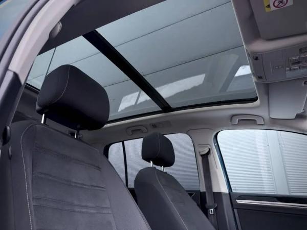 Blue Volkswagen Touran 2015 in Riga, with an engine capacity of 1.60 L and mileage of 219 thousand km for 12995 €, photo 8 on AUTOMOTO.COM.LV
