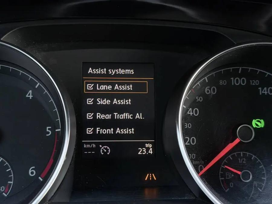 Zils Volkswagen Touran 2015 Rīga, ar dzinēja tilpumu 1.60 L un nobraukumu 219 tūkst. km par 12995 €, foto 24 vietnē AUTOMOTO.COM.LV