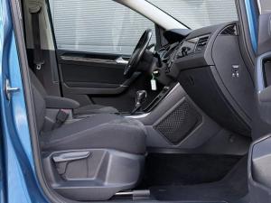 Zils Volkswagen Touran 2015 Rīga, ar dzinēja tilpumu 1.60 L un nobraukumu 219 tūkst. km par 12995 €, foto 30 vietnē AUTOMOTO.COM.LV