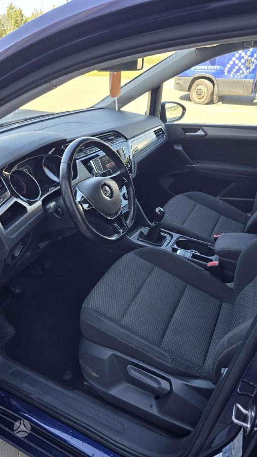 Zils Volkswagen Touran 2015 Viļņa, ar dzinēja tilpumu 1.60 L un nobraukumu 175 tūkst. km par 9600 €, foto 15 vietnē AUTOMOTO.COM.LV