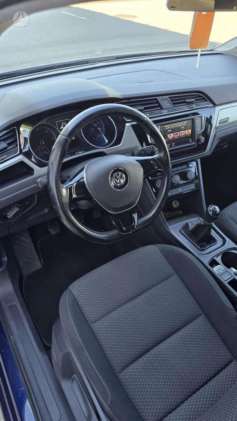 Zils Volkswagen Touran 2015 Viļņa, ar dzinēja tilpumu 1.60 L un nobraukumu 175 tūkst. km par 9600 €, foto 16 vietnē AUTOMOTO.COM.LV