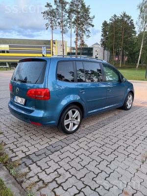Blue Volkswagen Touran 2015 in Riga, with an engine capacity of 1.60 L and mileage of 210 thousand km for 6950 €, photo 4 on AUTOMOTO.COM.LV