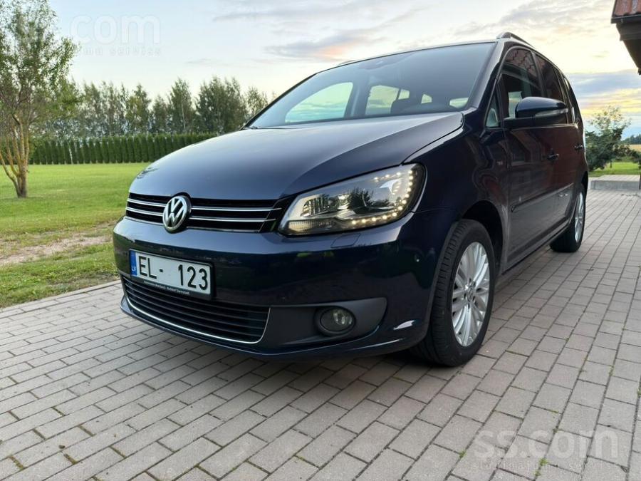 Blue Volkswagen Touran 2015 in Jelgava, with an engine capacity of 1.60 L and mileage of 280 thousand km for 8200 €, photo 1 on AUTOMOTO.COM.LV