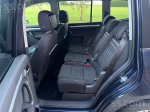 Blue Volkswagen Touran 2015 in Jelgava, with an engine capacity of 1.60 L and mileage of 280 thousand km for 8200 €, photo 7 on AUTOMOTO.COM.LV