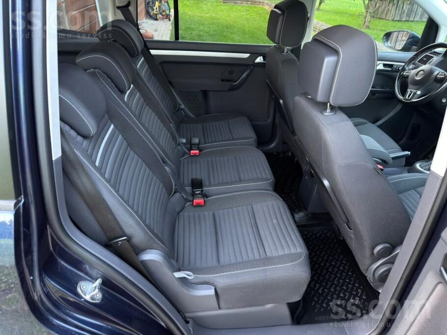 Blue Volkswagen Touran 2015 in Jelgava, with an engine capacity of 1.60 L and mileage of 280 thousand km for 8200 €, photo 8 on AUTOMOTO.COM.LV