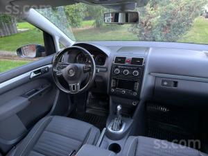 Blue Volkswagen Touran 2015 in Jelgava, with an engine capacity of 1.60 L and mileage of 280 thousand km for 8200 €, photo 10 on AUTOMOTO.COM.LV