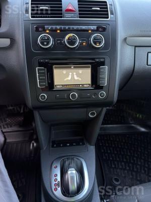 Blue Volkswagen Touran 2015 in Jelgava, with an engine capacity of 1.60 L and mileage of 280 thousand km for 8200 €, photo 11 on AUTOMOTO.COM.LV
