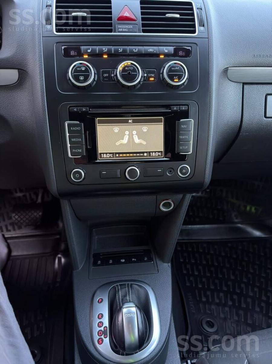 Blue Volkswagen Touran 2015 in Jelgava, with an engine capacity of 1.60 L and mileage of 280 thousand km for 8200 €, photo 11 on AUTOMOTO.COM.LV