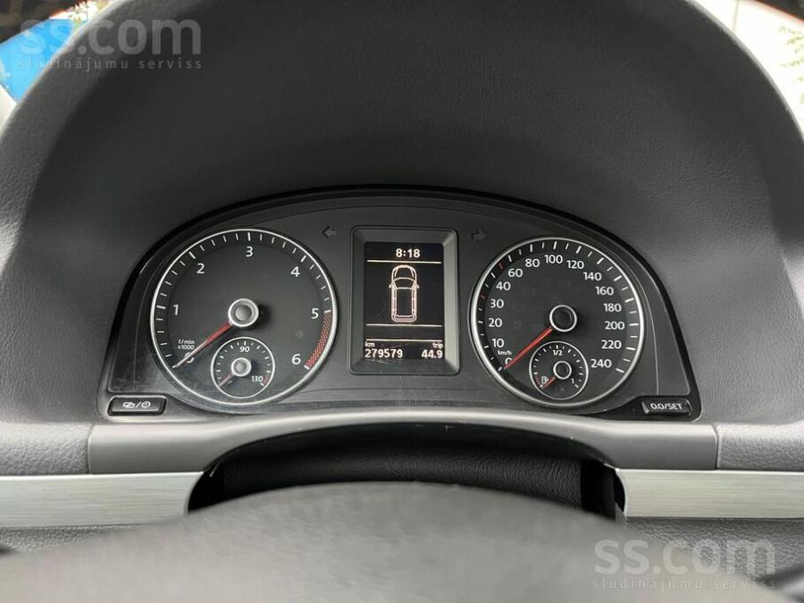 Blue Volkswagen Touran 2015 in Jelgava, with an engine capacity of 1.60 L and mileage of 280 thousand km for 8200 €, photo 13 on AUTOMOTO.COM.LV