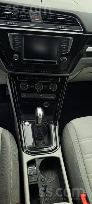 Blue Volkswagen Touran 2015 in Riga, with an engine capacity of 1.40 L and mileage of 147 thousand km for 12500 €, photo 10 on AUTOMOTO.COM.LV