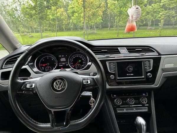 Zils Volkswagen Touran 2016 Panevēža, ar dzinēja tilpumu 1.60 L un nobraukumu 212 tūkst. km par 8500 €, foto 6 vietnē AUTOMOTO.COM.LV