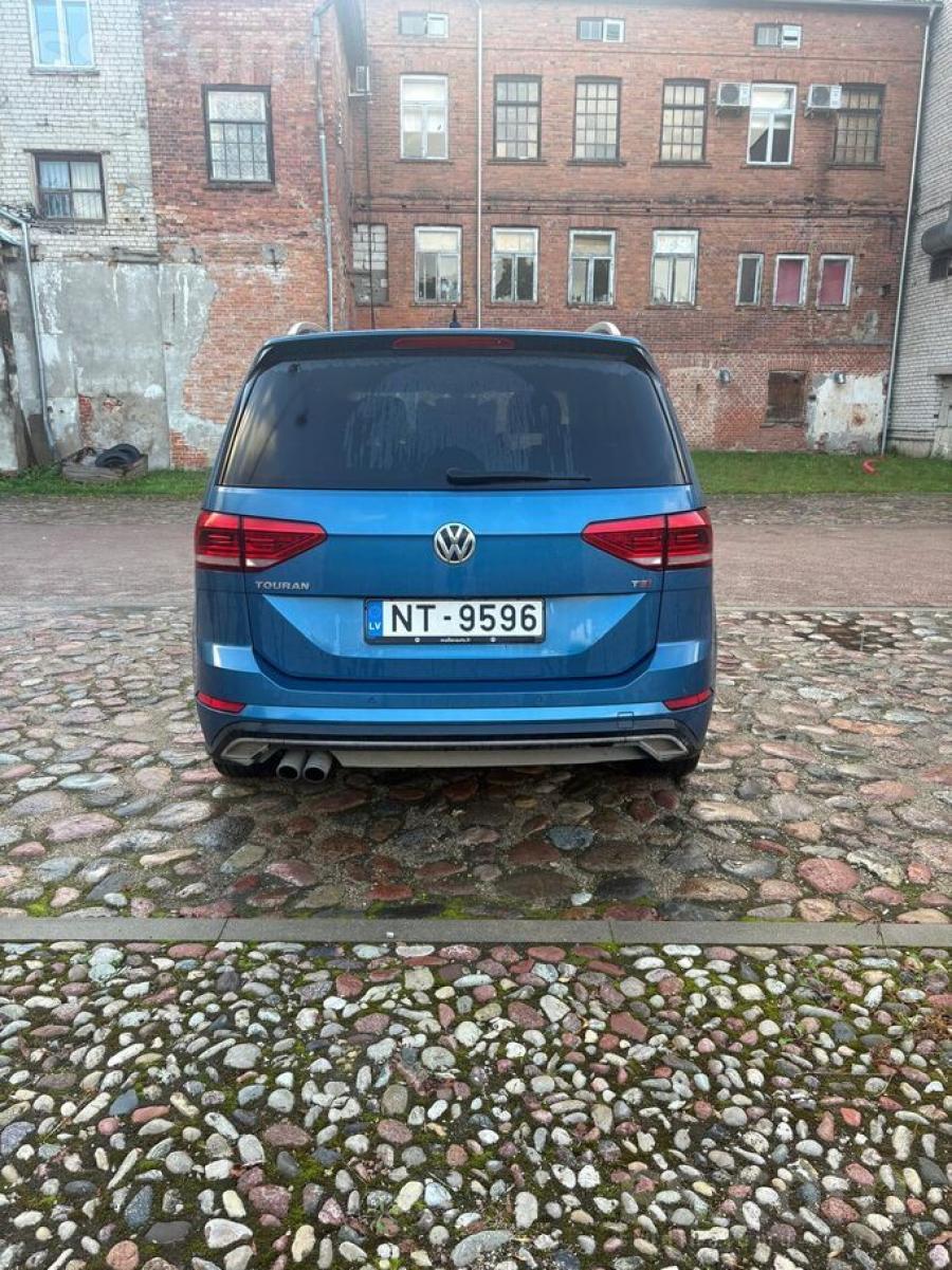 Zils Volkswagen Touran 2017 Kuldīga, ar dzinēja tilpumu 1.40 L un nobraukumu 128 tūkst. km par 16500 €, foto 7 vietnē AUTOMOTO.COM.LV