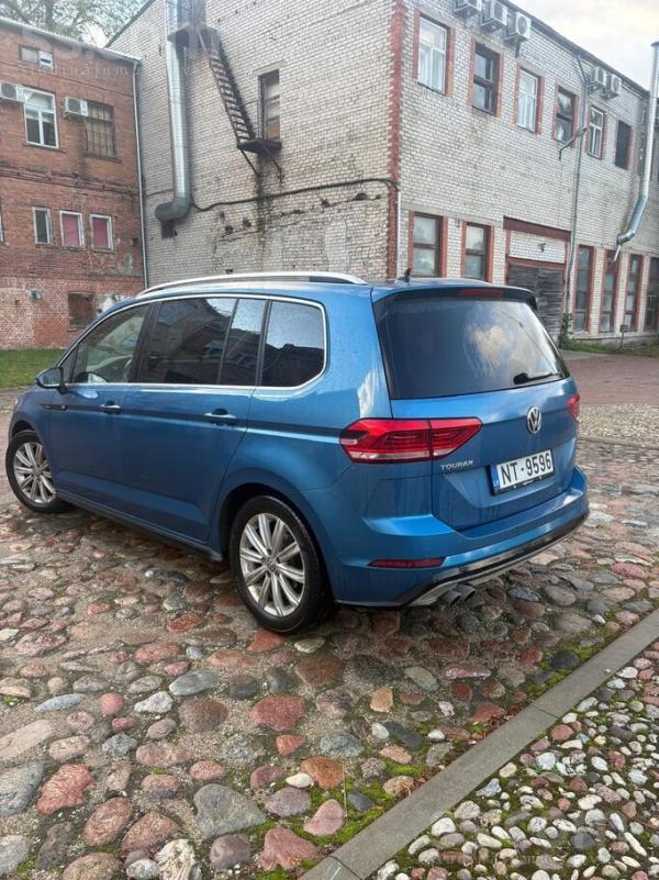 Volkswagen Touran 2017 Kuldīga vietnē Zils Volkswagen Touran 2017 Kuldīga, ar dzinēja tilpumu 1.40 L un nobraukumu 128 tūkst. km par 16500 €, foto 8 vietnē AUTOMOTO.COM.LV