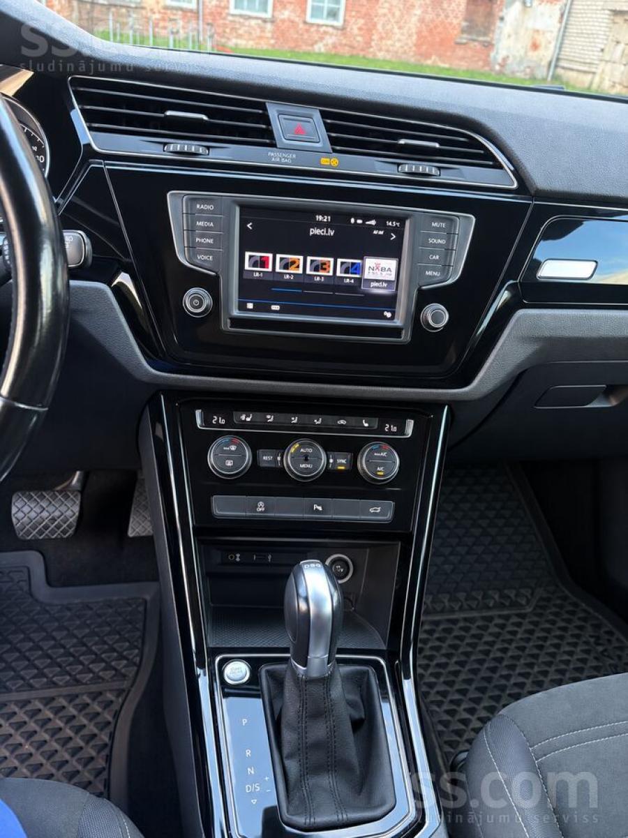 Zils Volkswagen Touran 2017 Kuldīga, ar dzinēja tilpumu 1.40 L un nobraukumu 128 tūkst. km par 16500 €, foto 15 vietnē AUTOMOTO.COM.LV