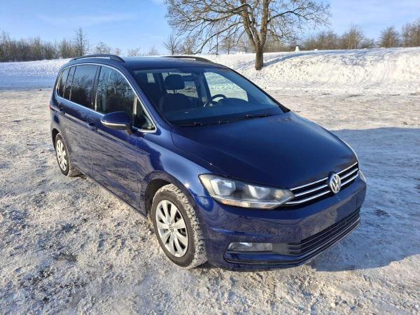 Blue Volkswagen Touran 2019 in Kaunas, with an engine capacity of 1.97 L and mileage of 238 thousand km for 9650 €, photo 1 on AUTOMOTO.COM.LV