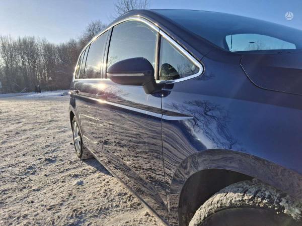 Blue Volkswagen Touran 2019 in Kaunas, with an engine capacity of 1.97 L and mileage of 238 thousand km for 9650 €, photo 4 on AUTOMOTO.COM.LV