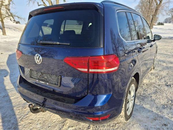 Blue Volkswagen Touran 2019 in Kaunas, with an engine capacity of 1.97 L and mileage of 238 thousand km for 9650 €, photo 5 on AUTOMOTO.COM.LV