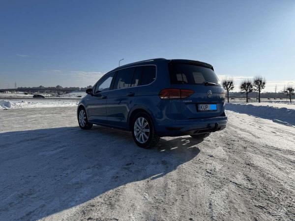 Blue Volkswagen Touran 2019 in Kaunas, with an engine capacity of 1.50 L and mileage of 67 thousand km for 24500 €, photo 2 on AUTOMOTO.COM.LV