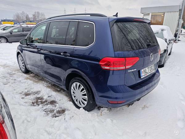 Blue Volkswagen Touran 2020 in Kaunas, with an engine capacity of 1.97 L and mileage of 289 thousand km for 10600 €, photo 1 on AUTOMOTO.COM.LV