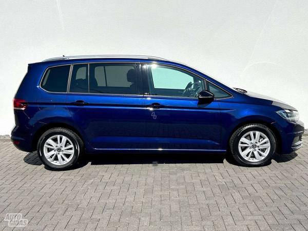Blue Volkswagen Touran 2021 in Kaunas, with an engine capacity of 1.50 L and mileage of 25 thousand km for 32690 €, photo 4 on AUTOMOTO.COM.LV