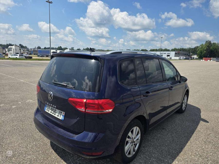 Blue Volkswagen Touran 2021 in Vilnius, with an engine capacity of 1.50 L and mileage of 180 thousand km for 14500 €, photo 3 on AUTOMOTO.COM.LV